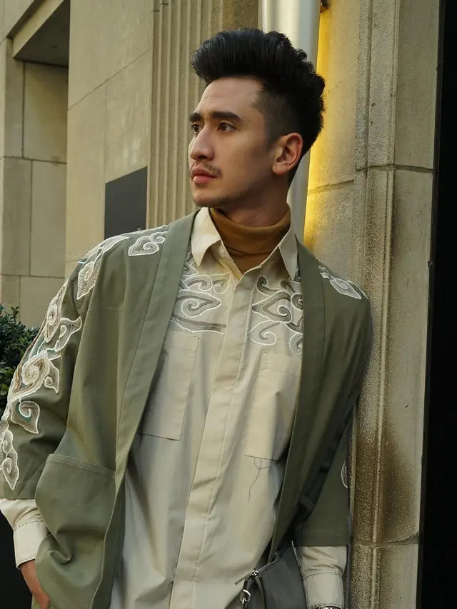 7 Potret Verrell Bramasta Tampil Makin Dewasa dengan Berkumis - Hot ...