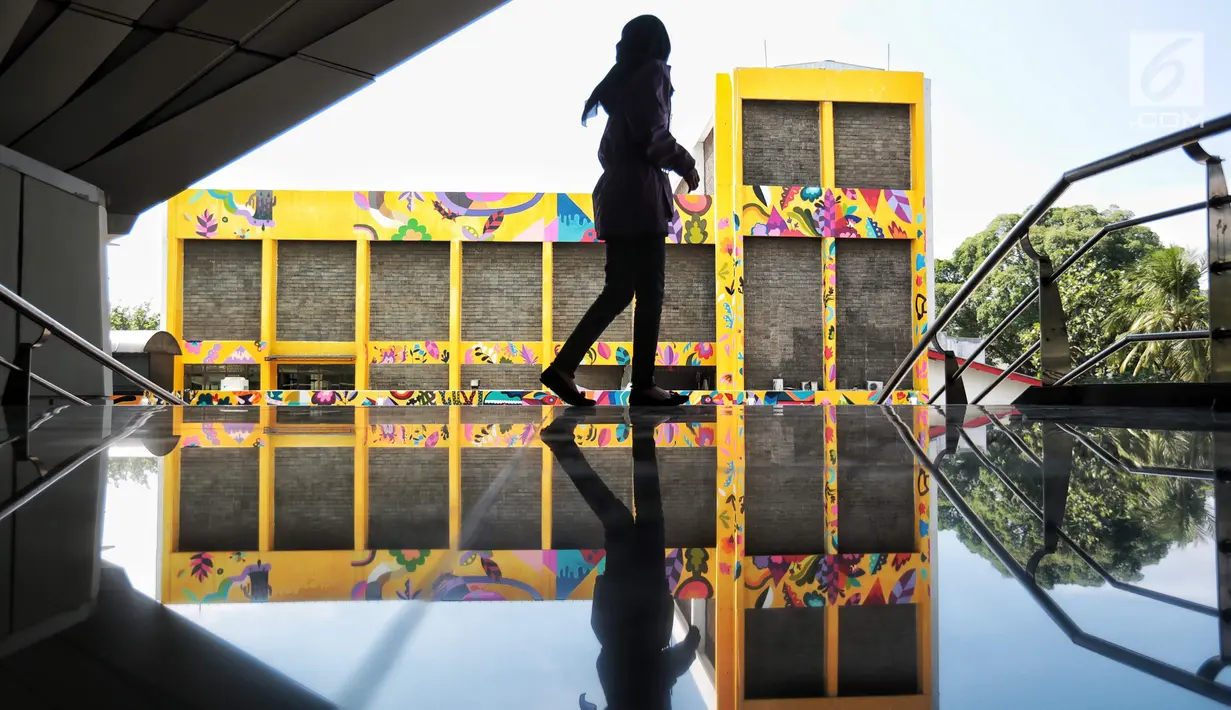 FOTO: Keren, Seniman Kolombia Buat Seni Mural di Taman Ismail Marzuki ...