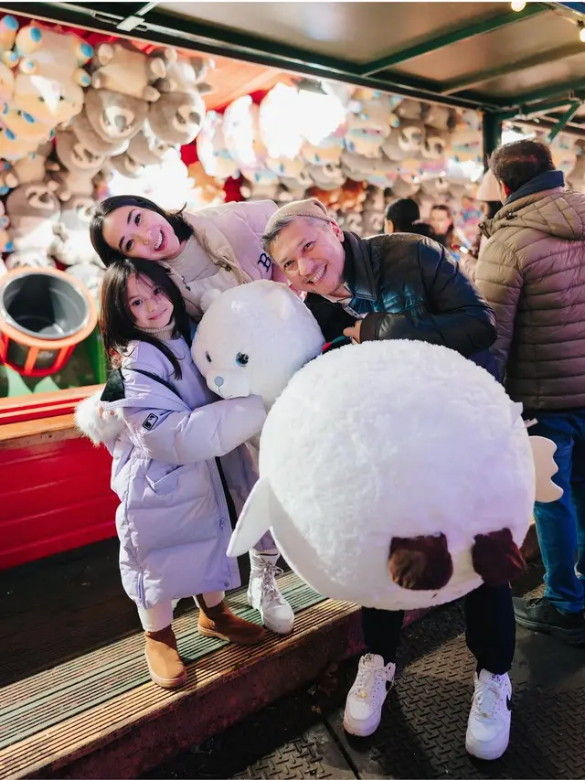 Kunjungi Winter Wonderland di London, Ini 7 Potret Kebersamaan Gading ...