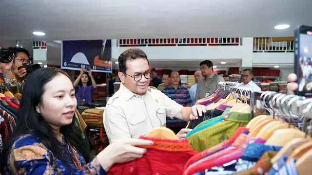 Kunjungi Galeri Ulos Sianipar, Mendag Budi Santoso Dukung Promosi Ekspor UMKM Berbasis Kearifan ...