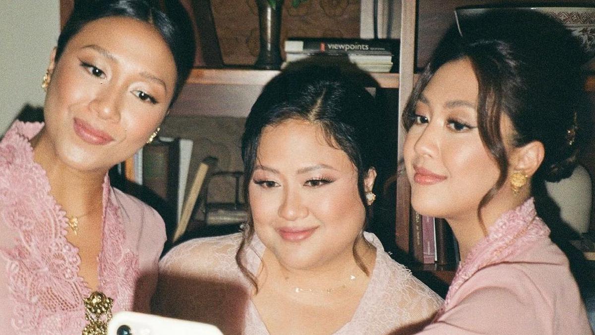 Potret Cantiknya Sherina Munaf Bersama Kakak dan Adiknya Pakai Kebaya ...