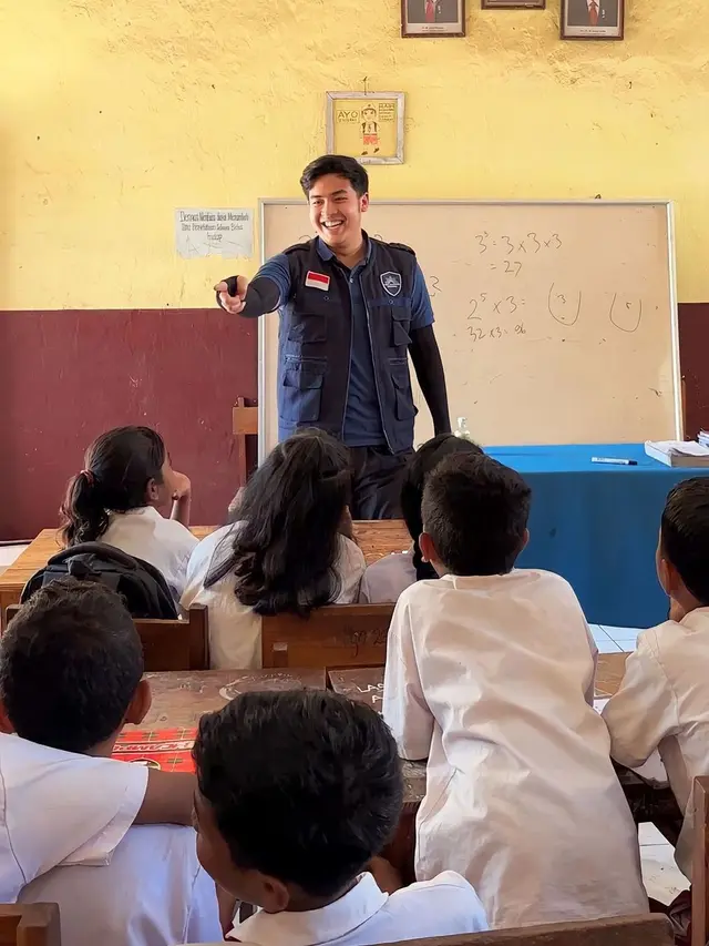 10 Momen Jerome Polin Jadi Guru Matematika Di Ntt Penuh Semangat Hot 