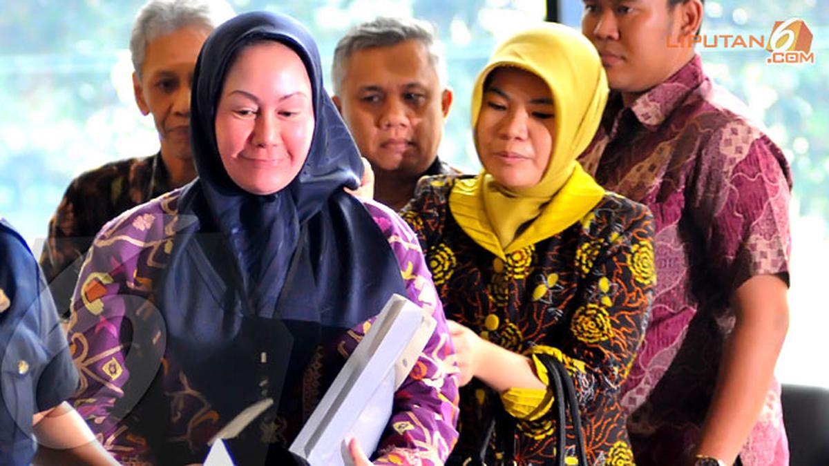 [GALERI FOTO] Sapaan `Halus` Ratu Atut Saat Sambangi KPK