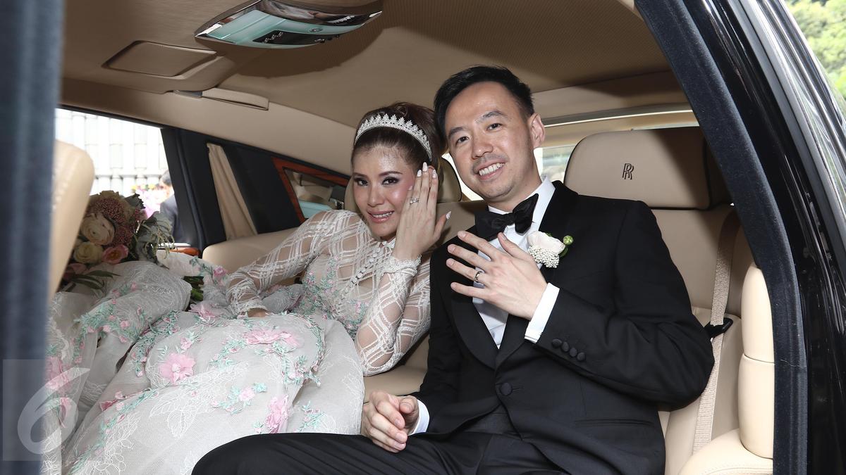 Senyum Bahagia Olga Lydia saat Resmi Menikah - Foto Liputan6.com