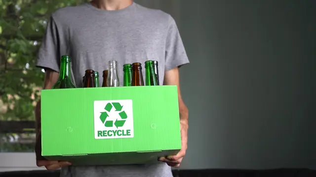Cari Cuan dari Botol Kaca Bekas - Lifestyle Liputan6.com