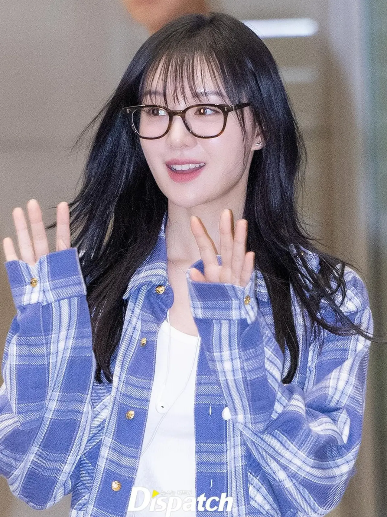 Lihat Kim Ji Won Tampil Beda Pulang dari Taipe, Pakai Kacamata ...