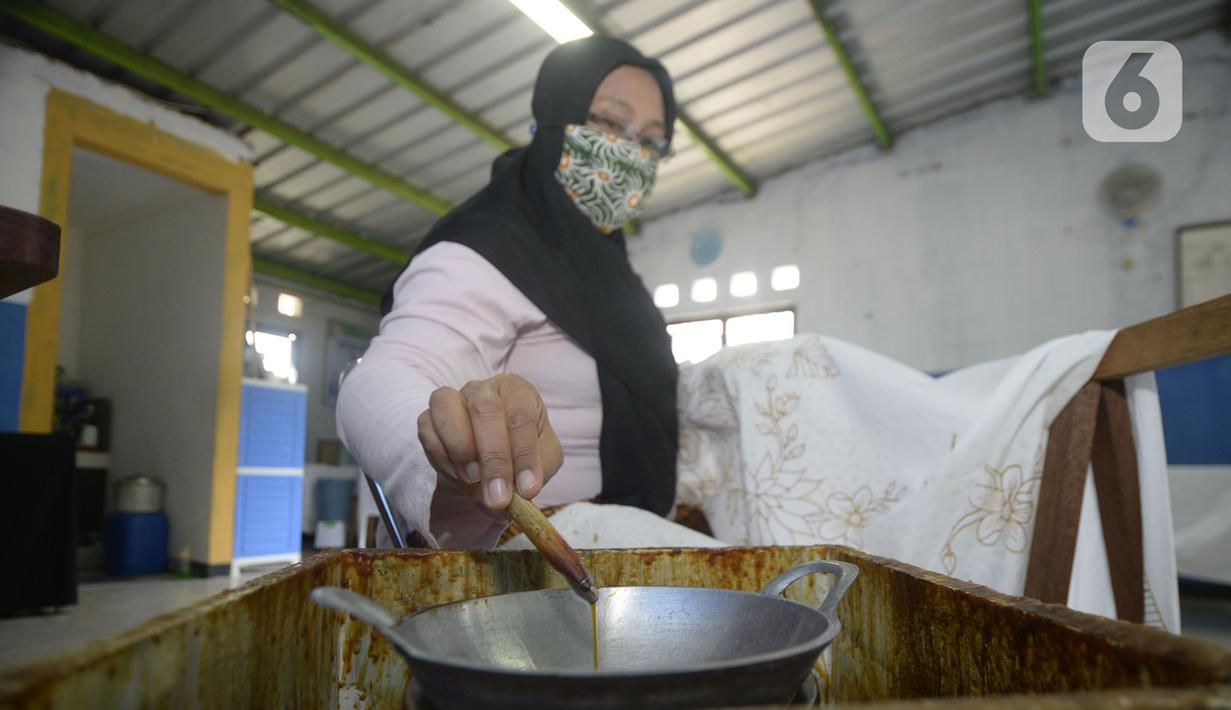 FOTO: Mengintip Proses Pembuatan Batik Kembang Mayang - Foto Liputan6.com