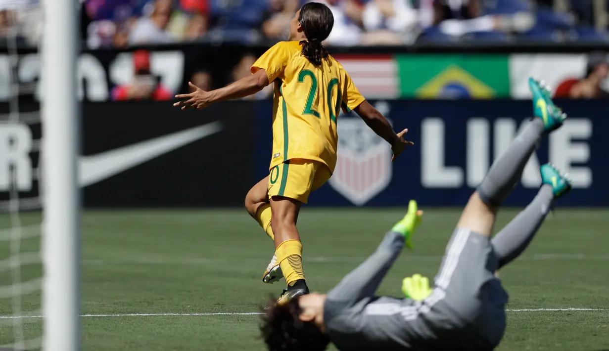 Cetak Gol, Pesepak Bola Wanita Ini Pamer Gerakan Salto - Foto Liputan6.com