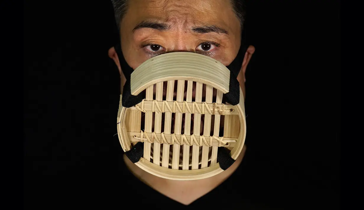 FOTO: CCTV Hingga Tempat Makan, Ini Deretan Masker Unik Buatan Pria ...