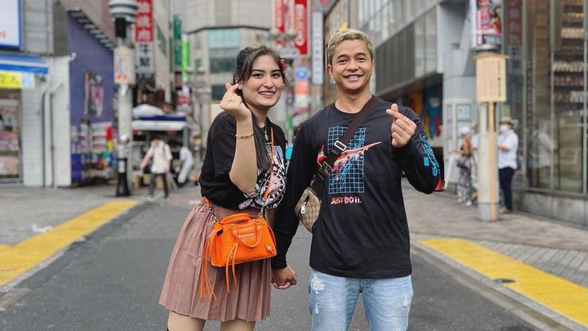 6 Potret Gaya Kasual Angbeen Rishi Liburan di Jepang Bareng Adly Fairuz ...