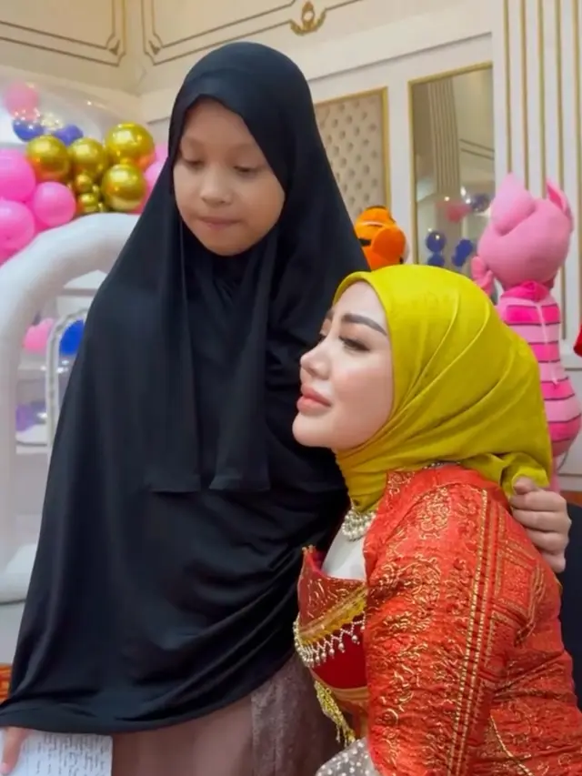 9 Potret Bella Shofie di Berbagai Aksi Sosial, Umumkan Mundur dari DPRD - ShowBiz Liputan6.com