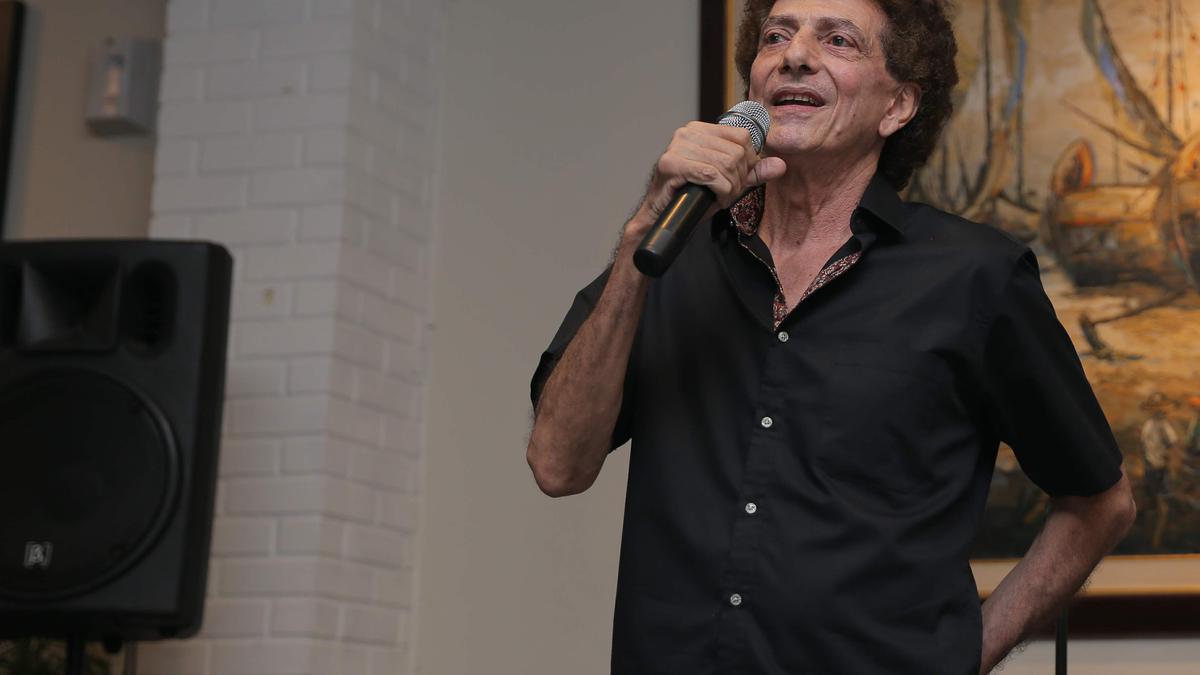 Nyanyi Lagu Rock, Ahmad Albar Dikomplain Istri dan Adik - Photo Fimela.com