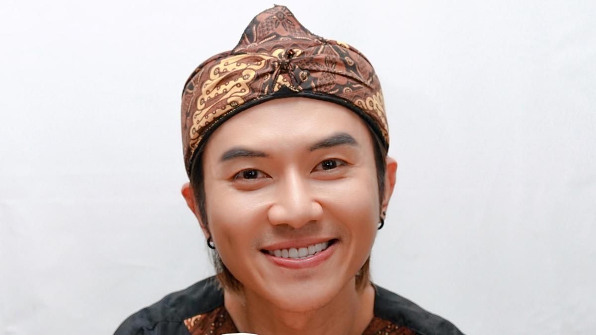 Muncul sebagai Mamang Rapael, Rafael Tan Rilis Single Seblak Rapael ...