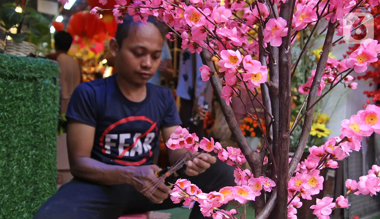 FOTO: Berburu Bunga Meihua untuk Hiasan Imlek - Foto Liputan6.com