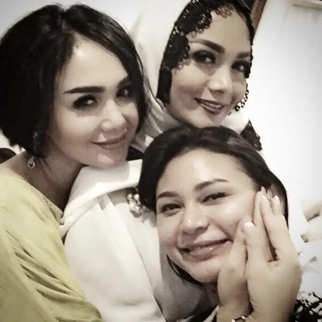 9 Potret Kebersamaan Yuni Shara dan Adik-Adiknya, Kompak Banget dari Dulu Hingga Kini - ShowBiz ...