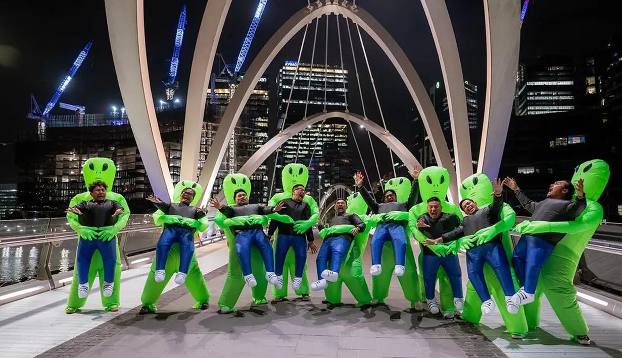 Momen Geng The Prediksi Touring dan Pakai Kostum Alien di Australia Ini ...