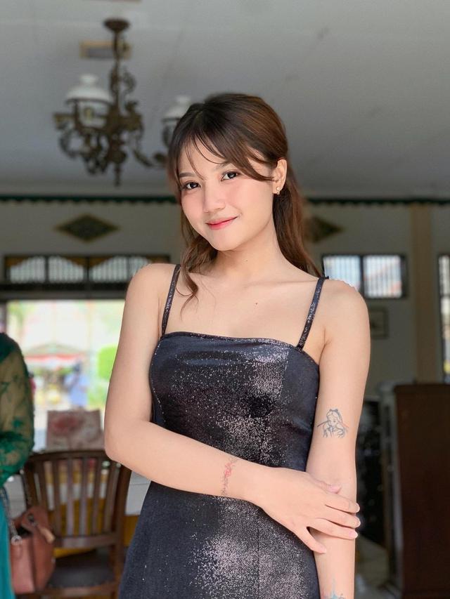 Rilis Single Baru, 7 Gaya Mirriam Eka Tampil Pakai Dress Ini Menawan ...