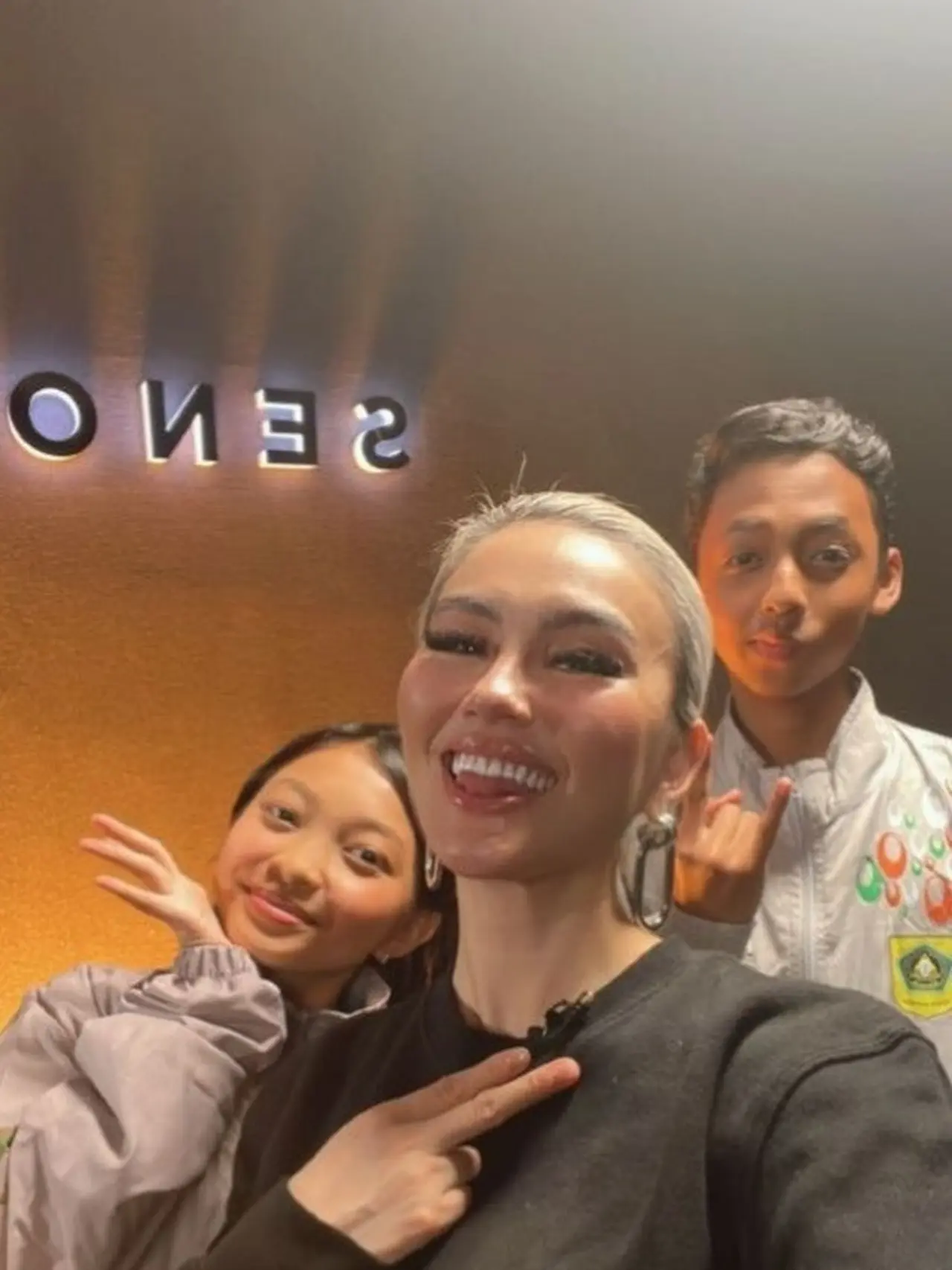 7 Momen Bahagia Agnez Mo Bertemu Devina dan Kesya Murid SMPN 1 Ciawi ...