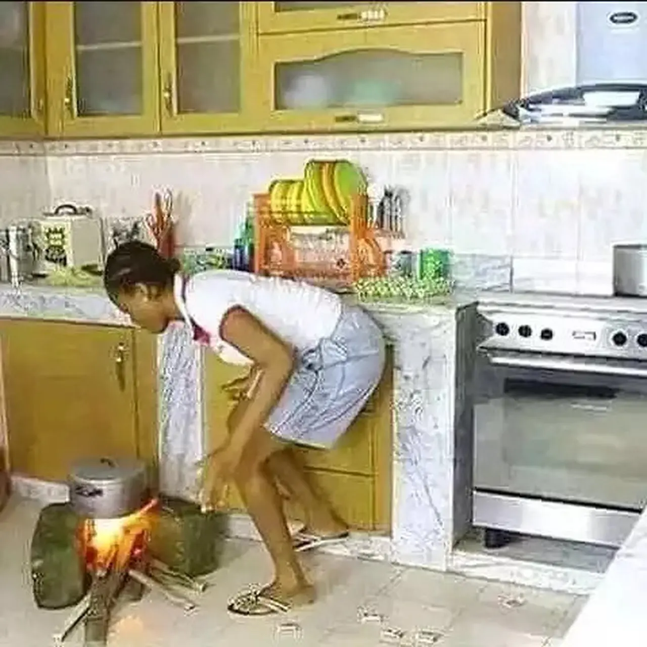 6 Potret Nyeleneh Orang Masak Pakai Kayu Bakar Ini Bikin Tepuk Jidat - Hot Liputan6.com