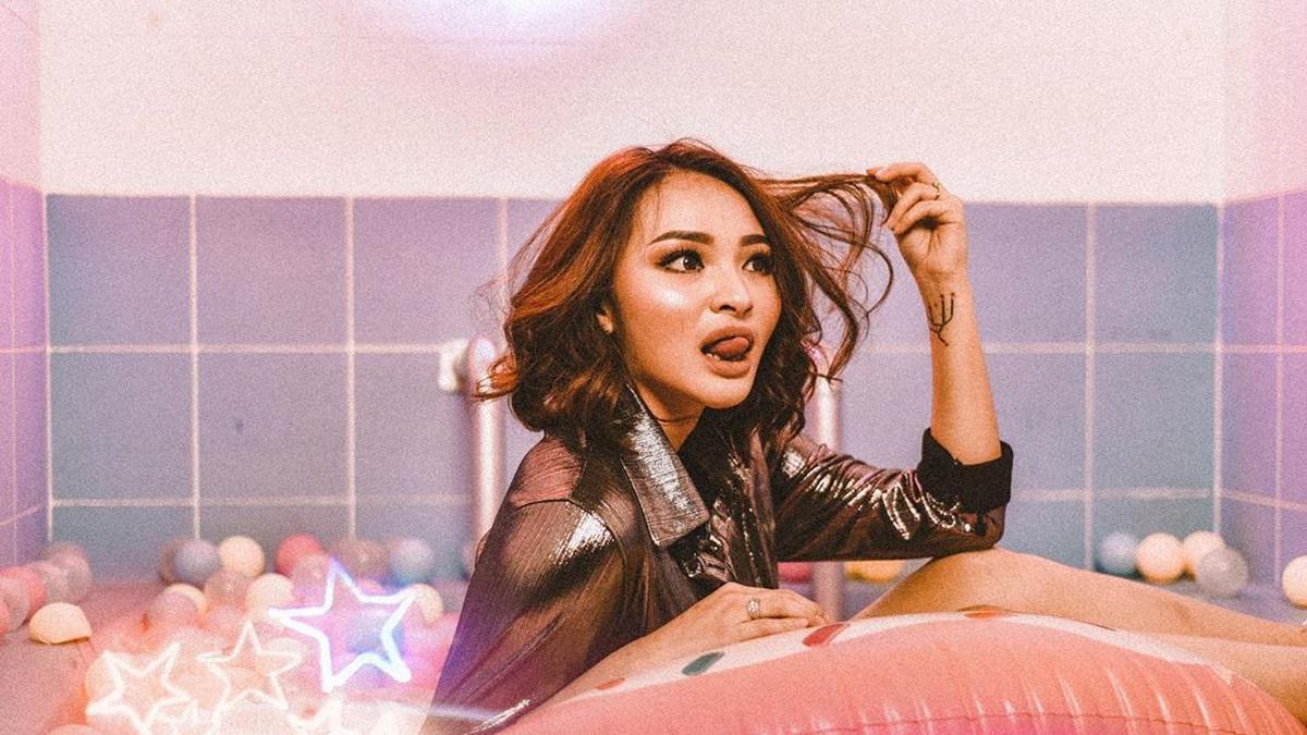 Selebgram Revina VT Ungkap Rahasia Miliki Kulit Halus dan Wangi - ShowBiz Liputan6.com