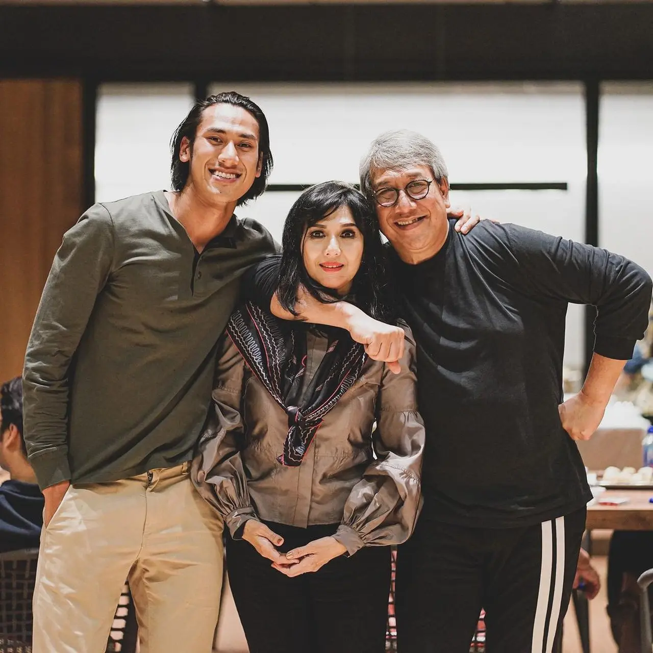 Dulu Jadi Pasangan Ahmad Albar, Intip 10 Potret Cantik Rini S Bono yang Dekat dengan Anak dan ...