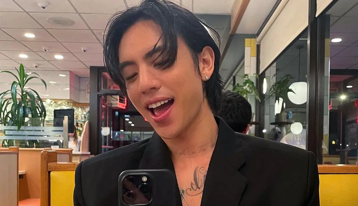 Pesona DPR Ian yang Disebut Mirip Komeng Muda, Curi Perhatian - Foto ...