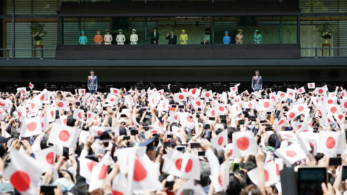 FOTO: Perdana, Kaisar Naruhito dan Permaisuri Sapa Publik Jepang - Foto Liputan6.com