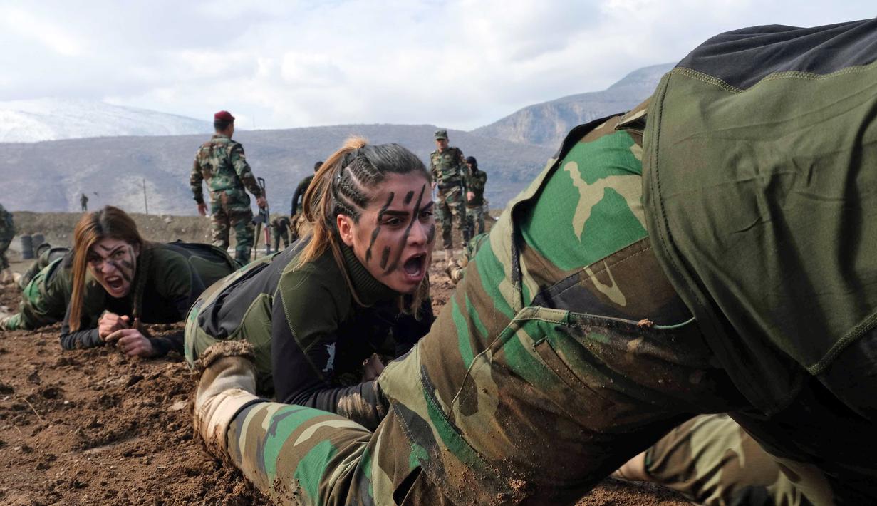 FOTO: Ganasnya Latihan Militer Perempuan Kurdi