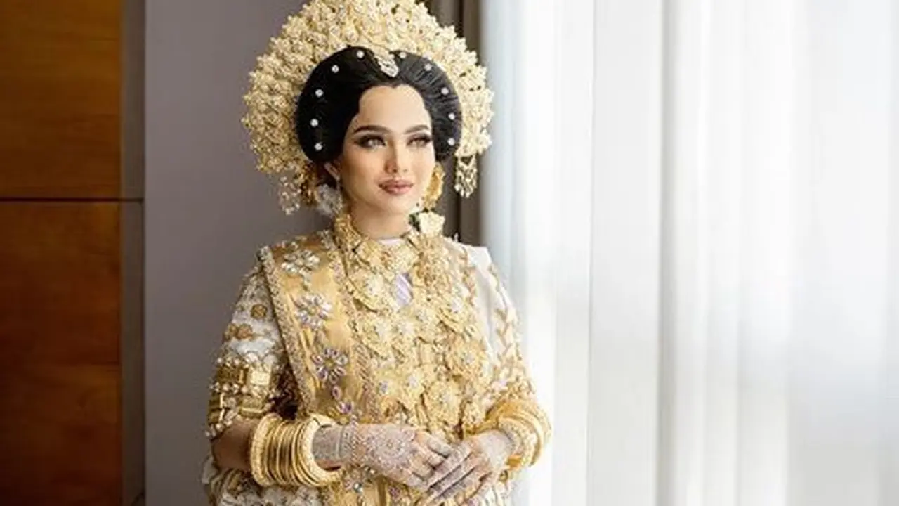 6 Potret Pedangdut Putri Isnari saat Akad Nikah Dibalut Busana Adat ...