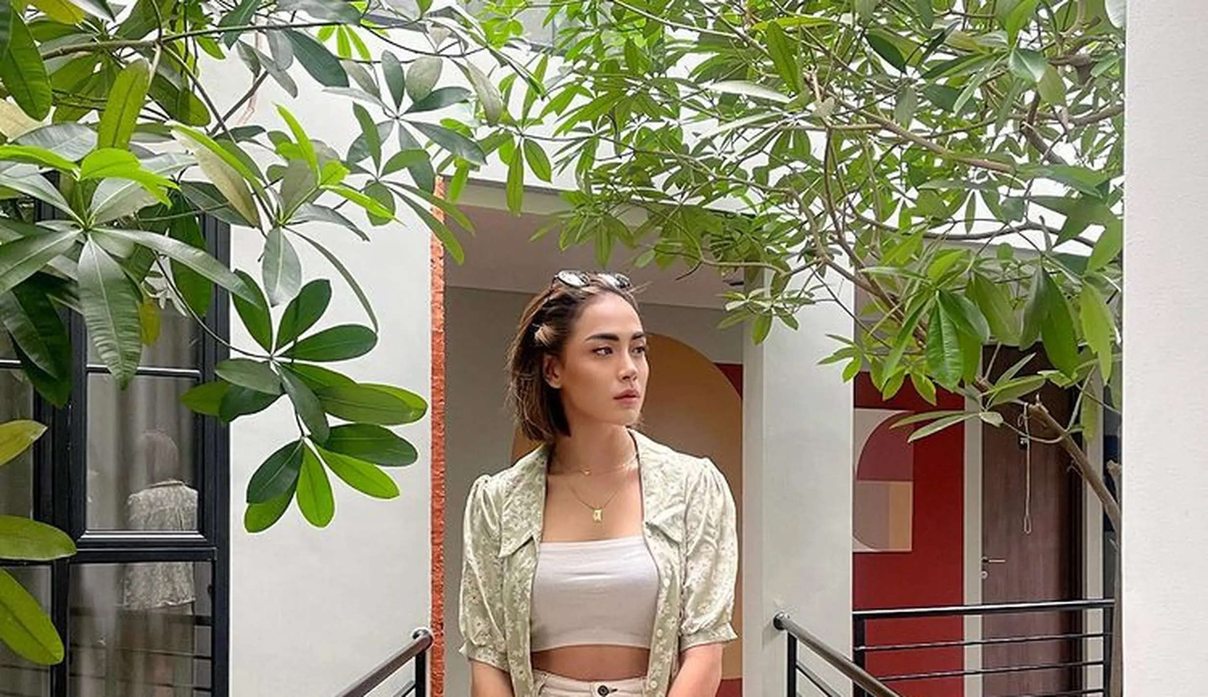 10 Gaya Midriff Khas Baby Jovanca yang Sering Dibandingkan dengan Wulan Guritno - Photo Fimela.com