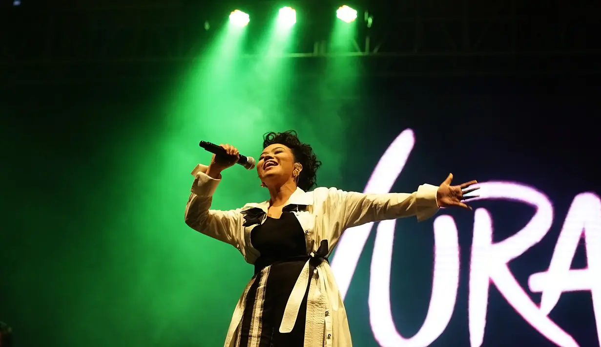 Penampilan Enerjik Yura Yunita di Balkon Jazz Festival 2019 - Photo Fimela.com