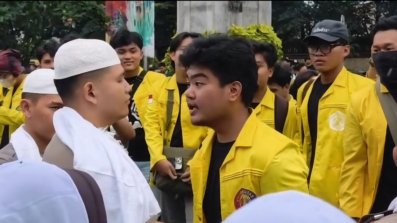 Viral Mahasiswa Bentak Polisi saat Demo di Mabes Polri, PNJ Minta Maaf ...