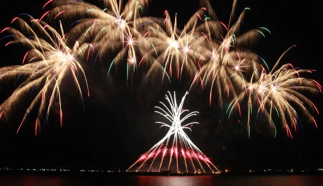 FOTO: Hujan Kembang Api Hiasi Langit Filipina - Foto Liputan6.com