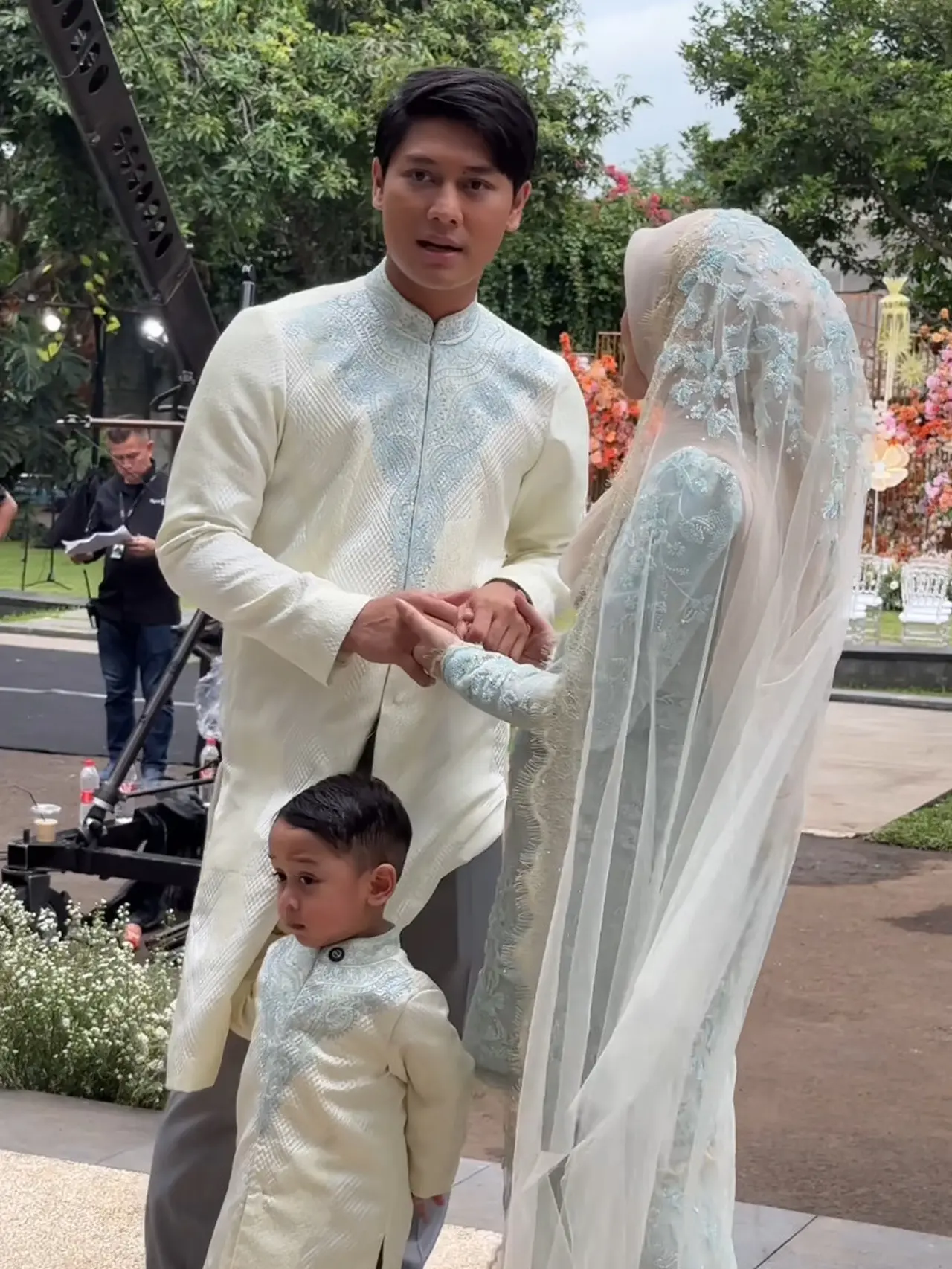 8 Potret Lesti Kejora Dibalut Kebaya Pink dan Biru saat Prosesi Tujuh ...