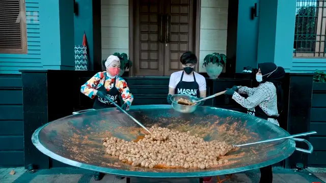 Aurel Ngidam, Ini 7 Momen Atta Halilintar Masak 1.500 Bakso Mercon ...
