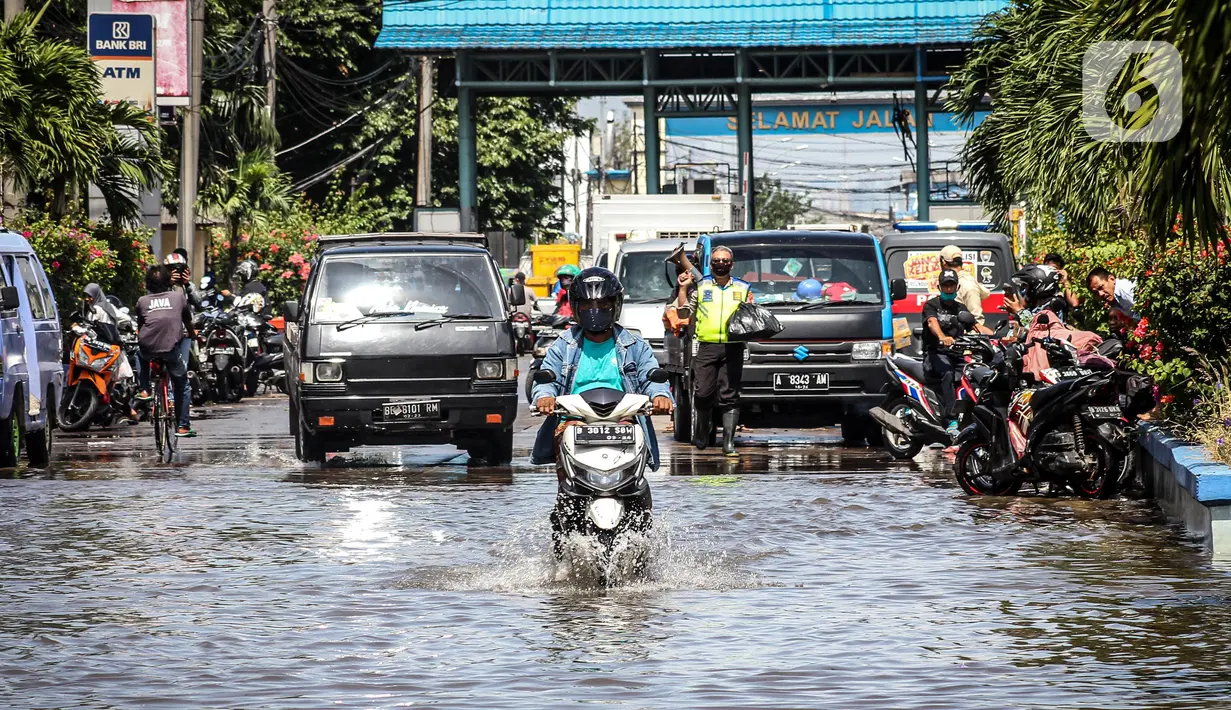 FOTO: Banjir Rob Rendam Kawasan Muara Baru - Foto Liputan6.com