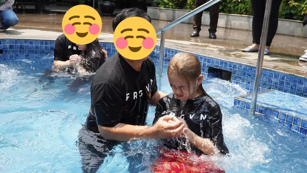 7 Potret Riri Febriana Mantan Artis Cilik Genta Buana saat Dibaptis ...