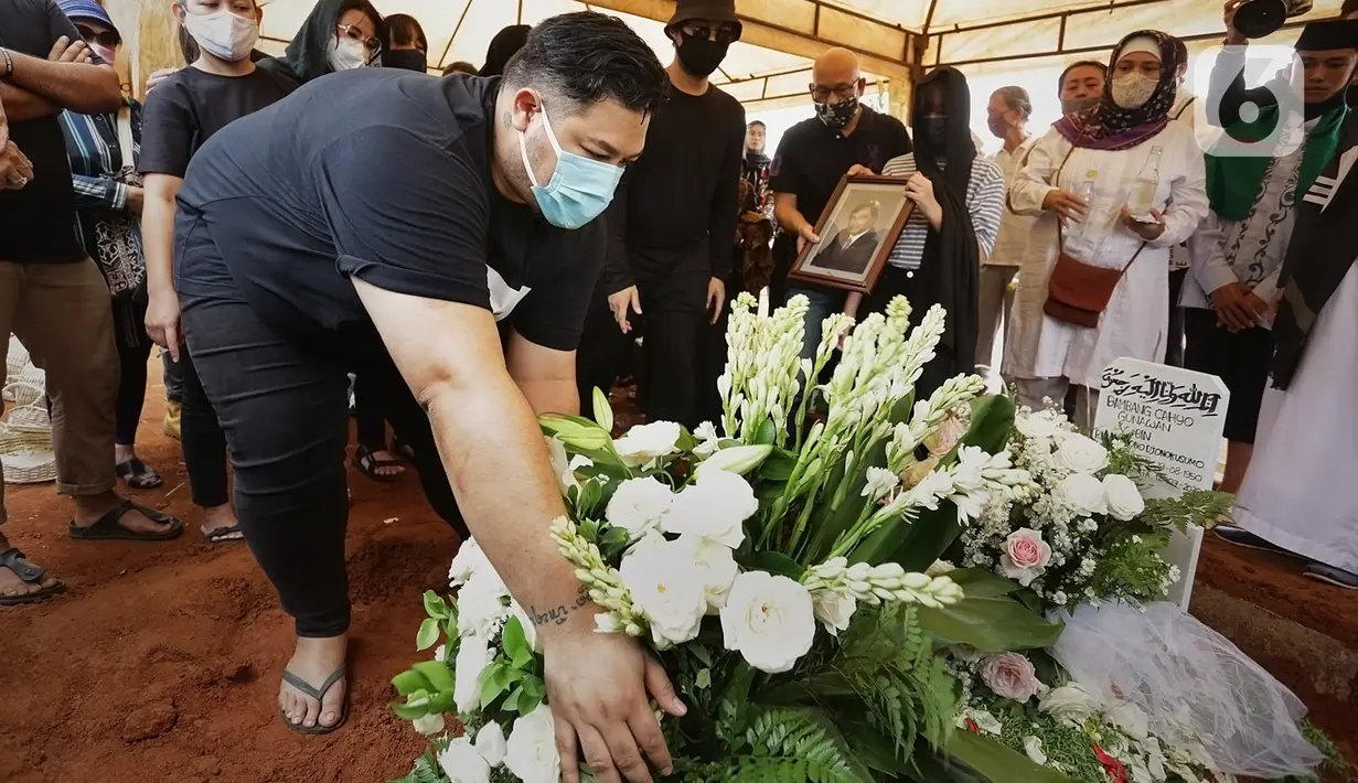 FOTO: Ketegaran Ivan Gunawan Saat Pemakaman Sang Ayah - Foto Liputan6.com