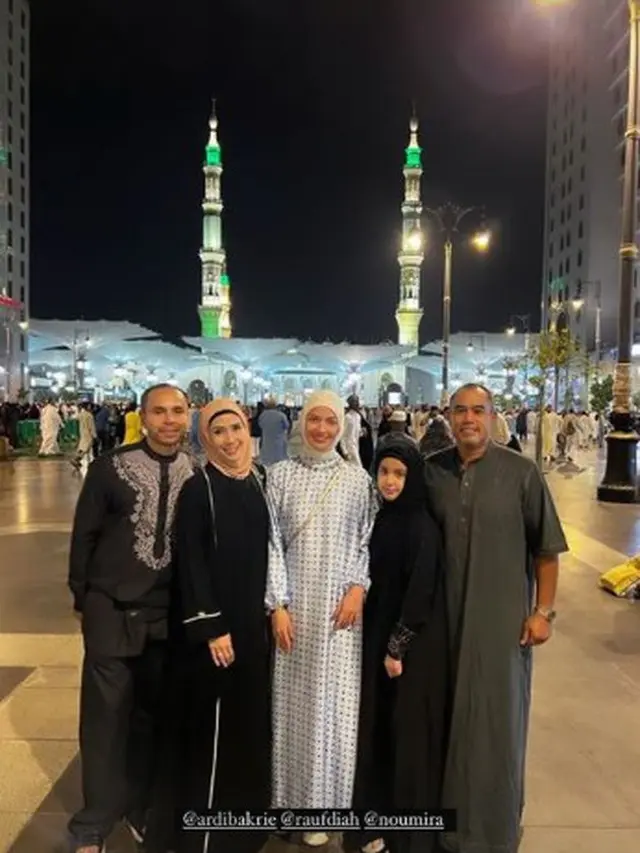 6 Potret Mikhayla Anak Nia Ramadhani Jalani Umrah, Menawan Pakai Hijab ...