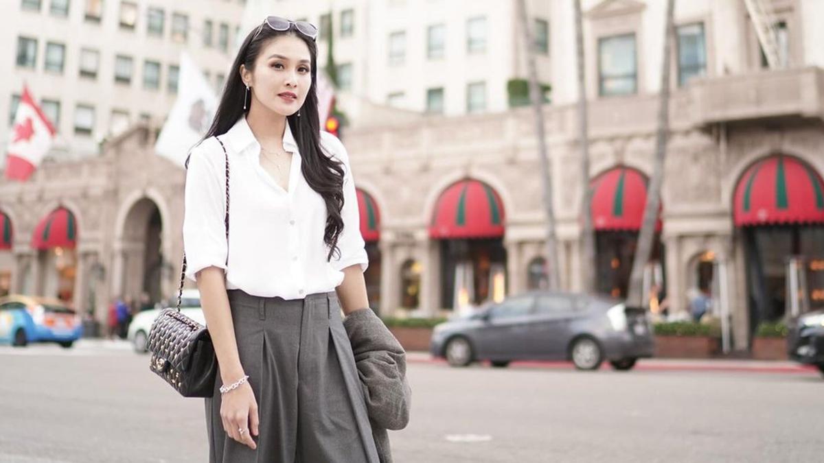 Gaya OOTD Sandra Dewi saat Liburan di Los Angeles, Tampil Menawan - Foto Liputan6.com
