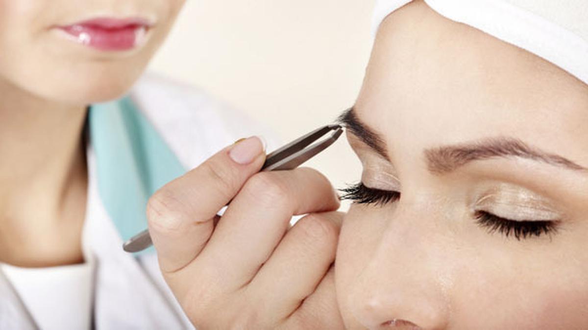 Wanita Ini Hampir Buta Karena Tato Alis - Beauty Fimela.com