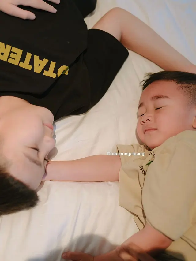 7 Potret Bromance Rafathar dan Rayyanza Main Bareng, Kakak Beradik ...