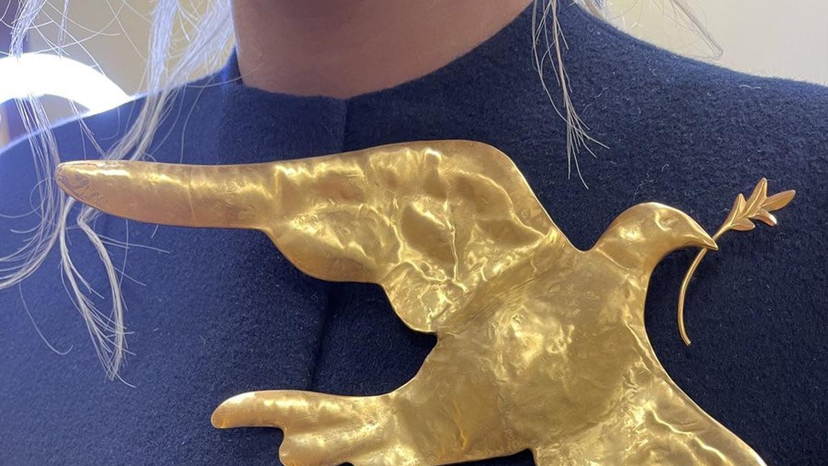 Lady Gaga Gunakan Pin Simbol Harapan dalam Pelantikan Joe Biden ...