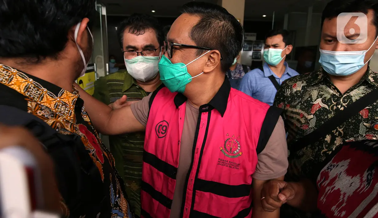 FOTO: Pelimpahan Tersangka Kasus Red Notice Djoko Tjandra ke Kejari ...