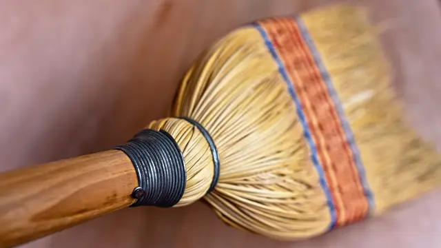 5 Cara Menyapu Lantai Rumah dengan Benar - Lifestyle Liputan6.com