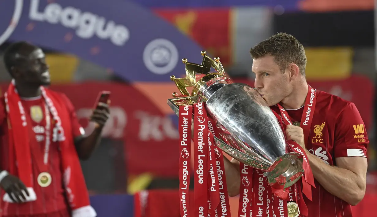 FOTO: Liverpool Angkat Trofi Liga Inggris - Foto Liputan6.com