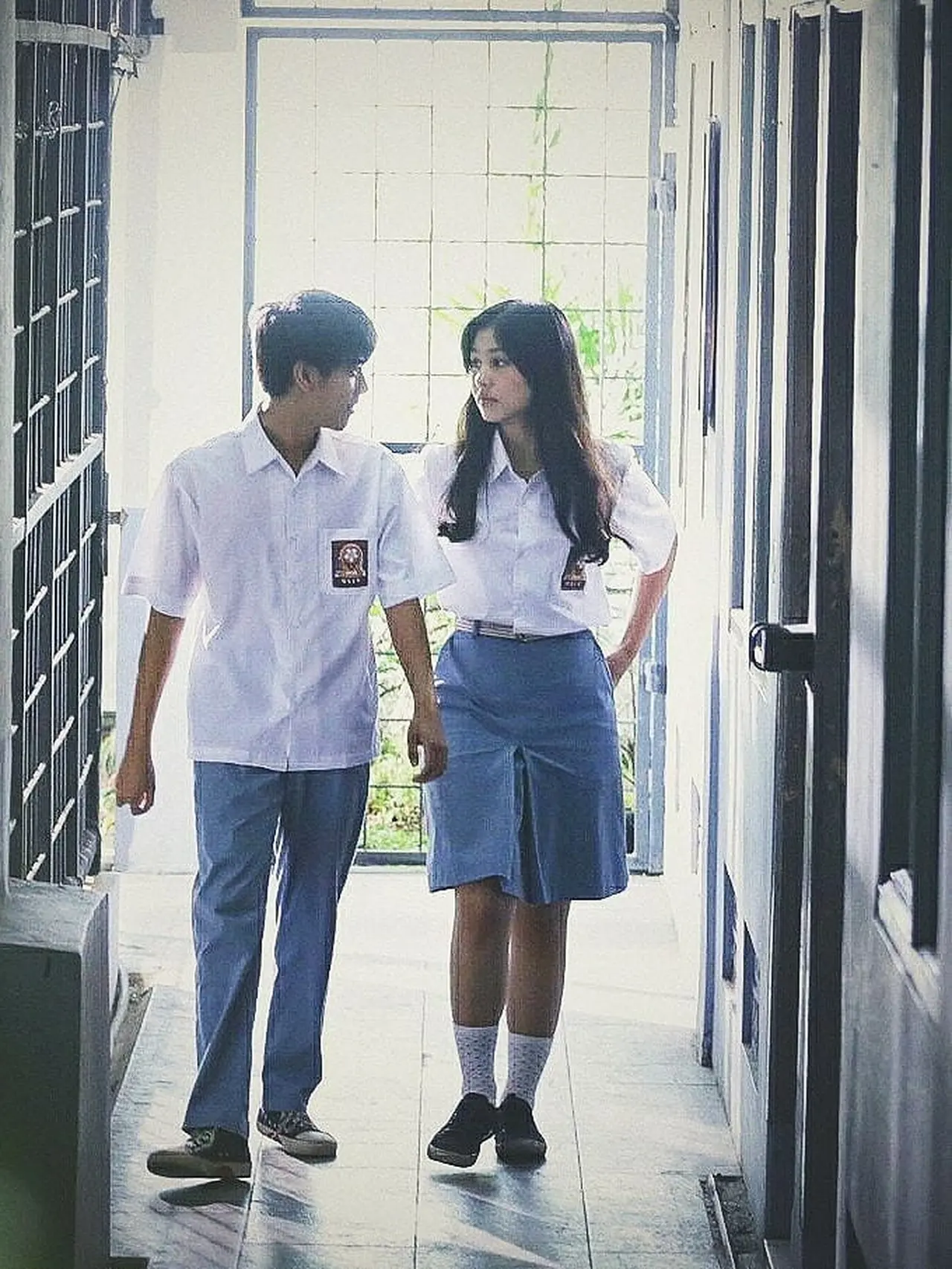 5 Style Zaman Old Pakai Seragam Putih Abu-abu Ala Dilan dan Milea Yang ...