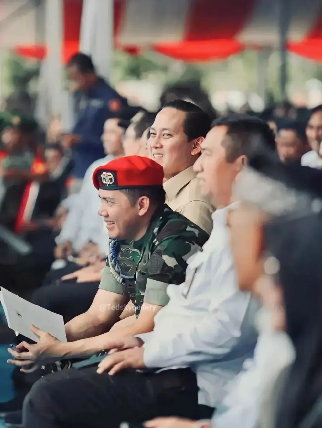6 Potret Pesona Gagah Mayor Teddy, Ajudan Prabowo yang Sukses Curi Perhatian Netizen