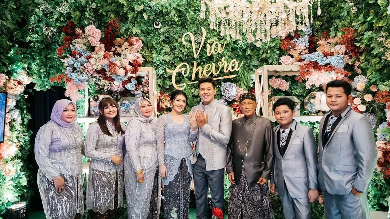 Curhat Sulitnya Jadi Anak Pertama, Ini 6 Potret Via Vallen dan Keluarga - Hot Liputan6.com