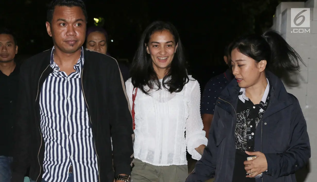 FOTO: Diperiksa Sebagai Saksi Terkait Hoaks, Atiqah Hasiholan Tebar Senyum - Foto Liputan6.com
